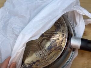 Woman puts grimy pan in plastic bag with DIY ‘magic cleaner’ and shows ...