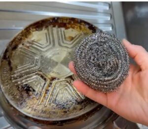 Woman puts grimy pan in plastic bag with DIY ‘magic cleaner’ and shows ...