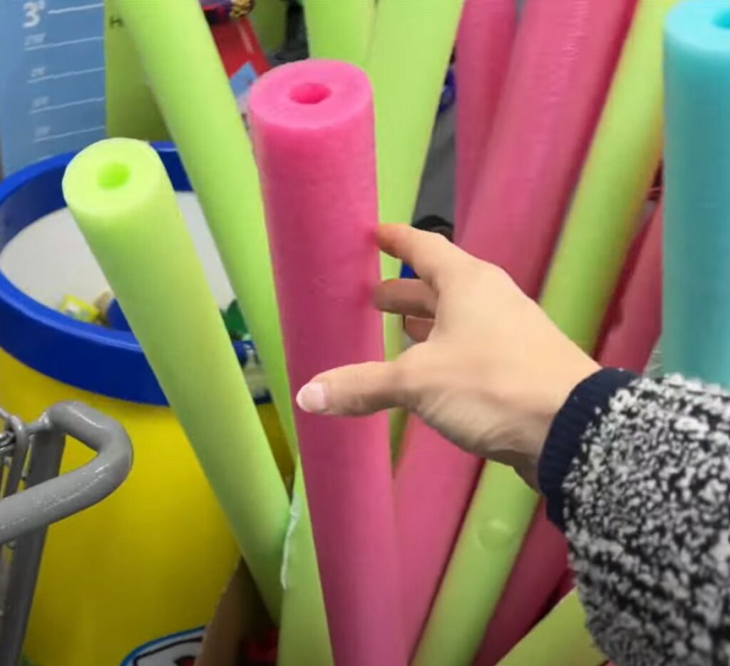 Mom shows why it’s a good idea to stick a tension rod through a pool ...