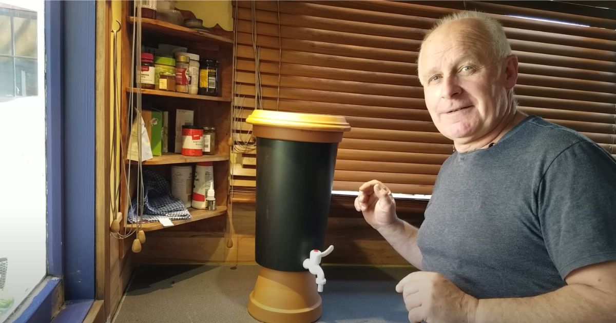 Pragmatic man shows how he made a 3-gallon water filter without tools ...