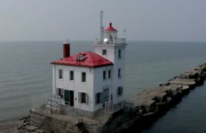 Lady pays $71K for deserted lighthouse and turns it into cozy, one-of-a ...