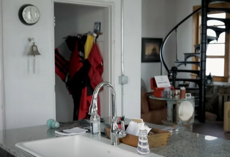 Lady pays $71K for deserted lighthouse and turns it into cozy, one-of-a ...