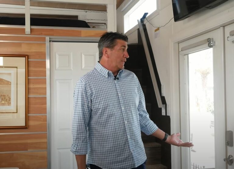 Man who sells “luxury real estate” for a living shows off cozy tiny ...