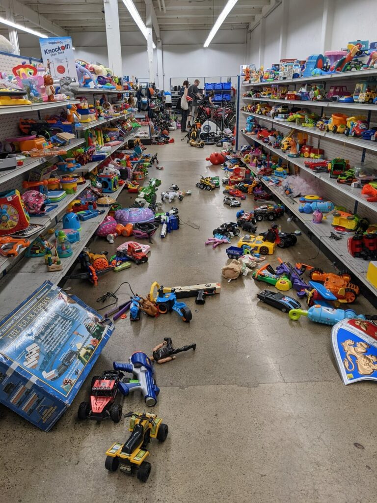 Professional Thrifter Shares The Best Thrift Store Shopping Hacks ...