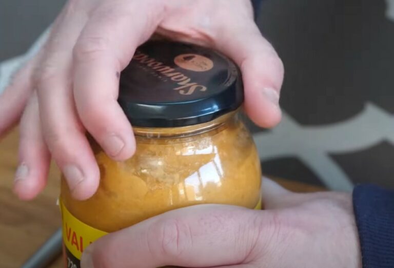 Man shares simple trick for opening a jar in 1 second that works like a ...