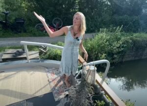 Mom lives in self-built boat with kids and it’s their own slice of paradise